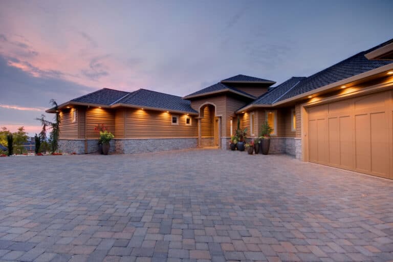 Hip roof: characteristics, advantages & possibilities